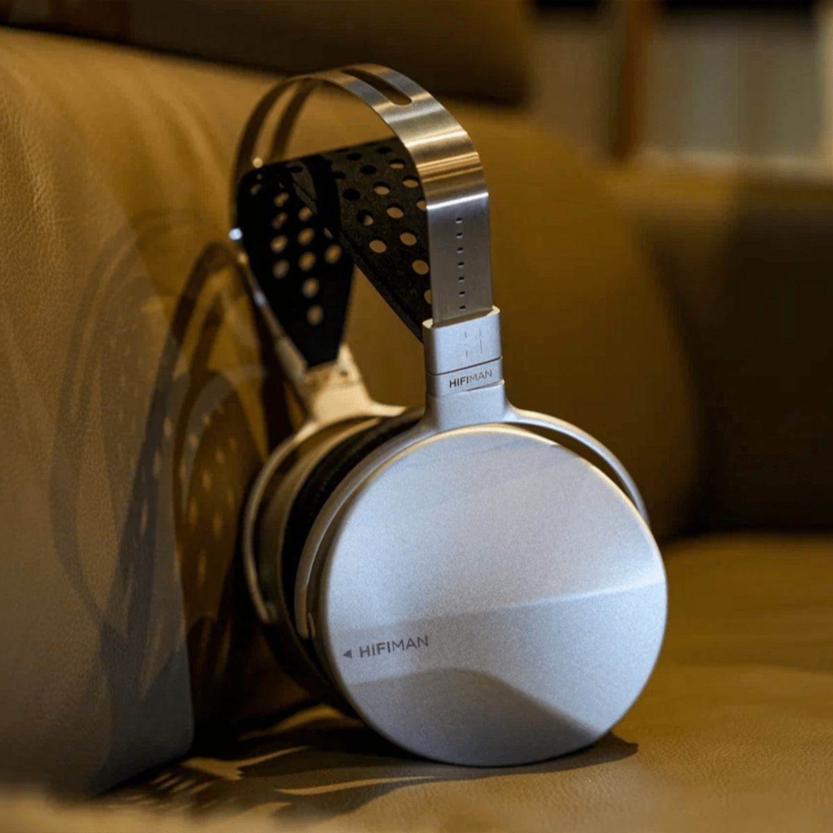 Hifiman Isvarna Closed-Back Planar Magnetic Headphones | Audio46